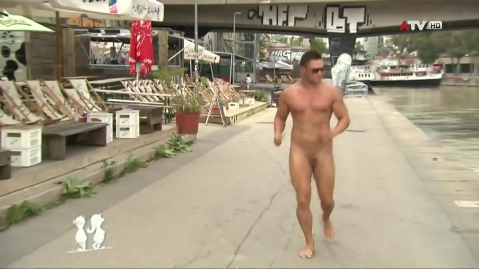 Muscled Exhibitionist/Streaker in Vienna City - Austrian TV-Show